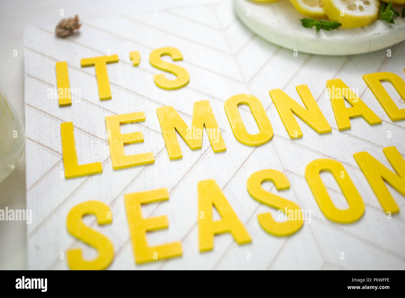 it's lemonade season wood sign with glass of fresh lemonade Stock Photo ...