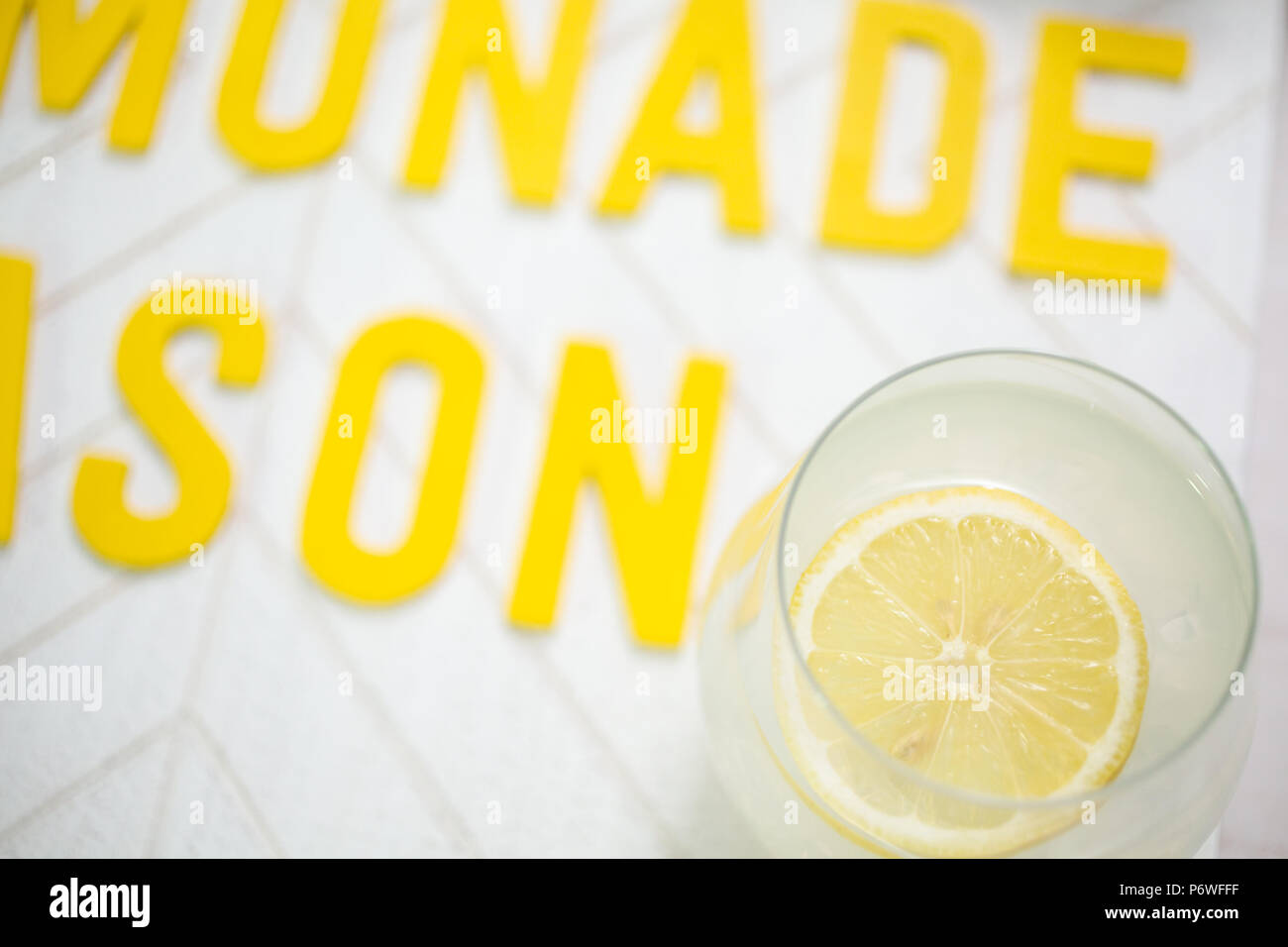 it's lemonade season wood sign with glass of fresh lemonade Stock Photo ...