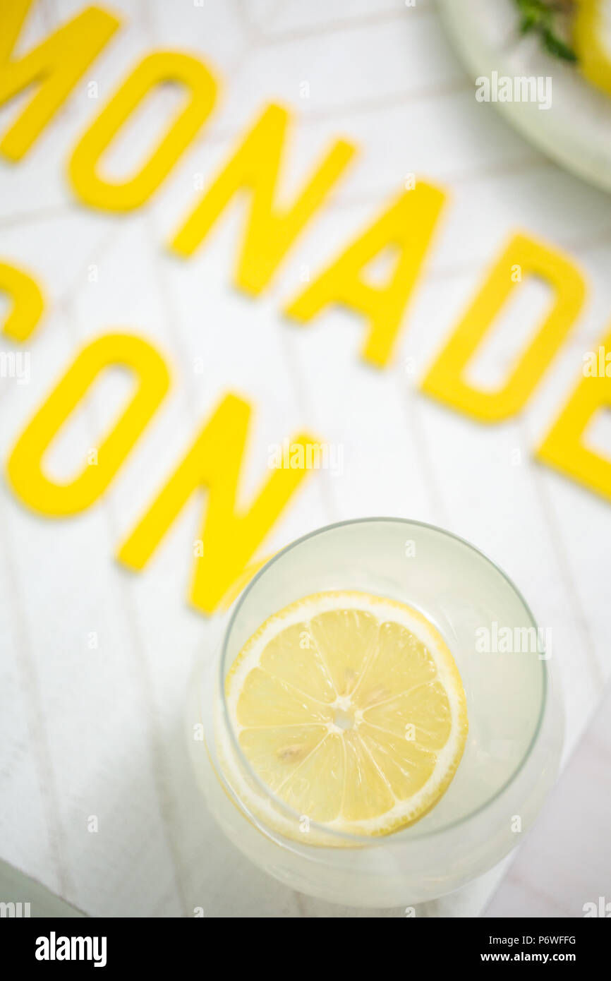 it's lemonade season wood sign with glass of fresh lemonade Stock Photo ...
