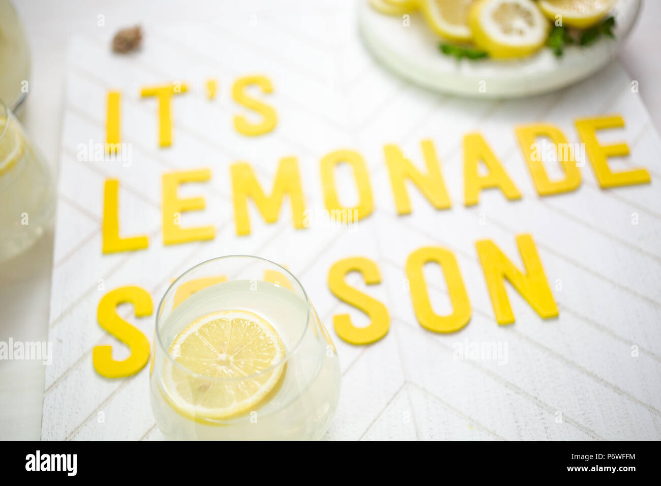 it's lemonade season wood sign with glass of fresh lemonade Stock Photo ...