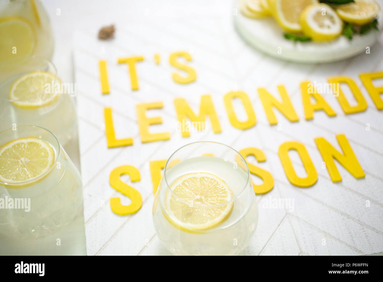 it's lemonade season wood sign with glass of fresh lemonade Stock Photo ...