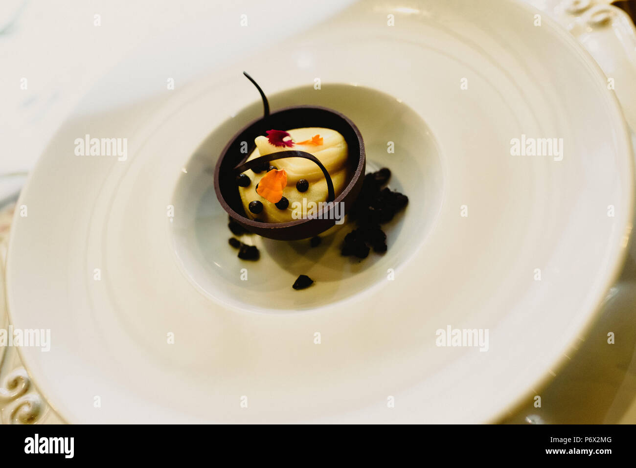 Cold desserts and wedding cakes Stock Photo - Alamy