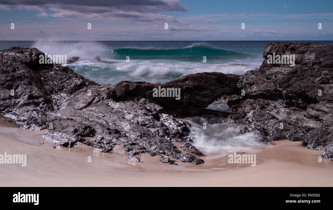 Wave hitting rock beach hi-res stock photography and images - Alamy