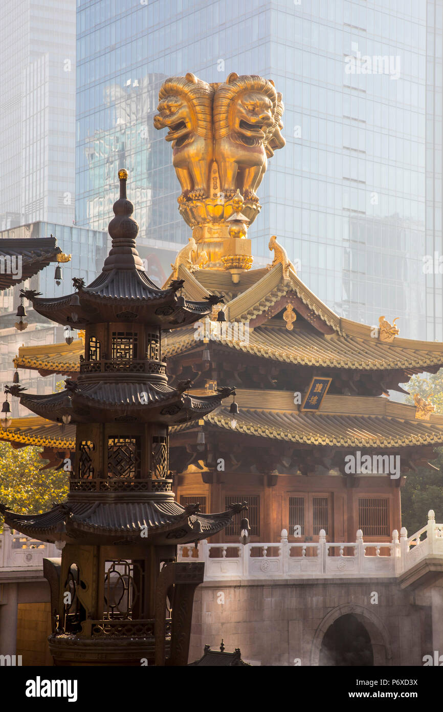 Jing'An temple, Shanghai, China Stock Photo - Alamy