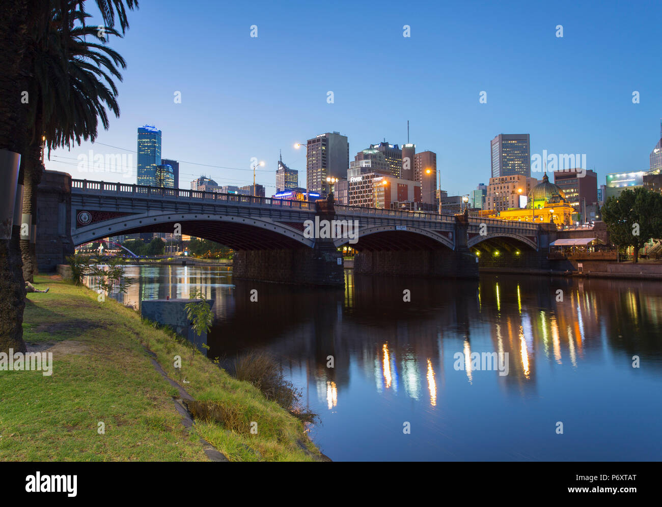 Skyline along Yarra River and Princes Bridge at dusk, Melbourne ...