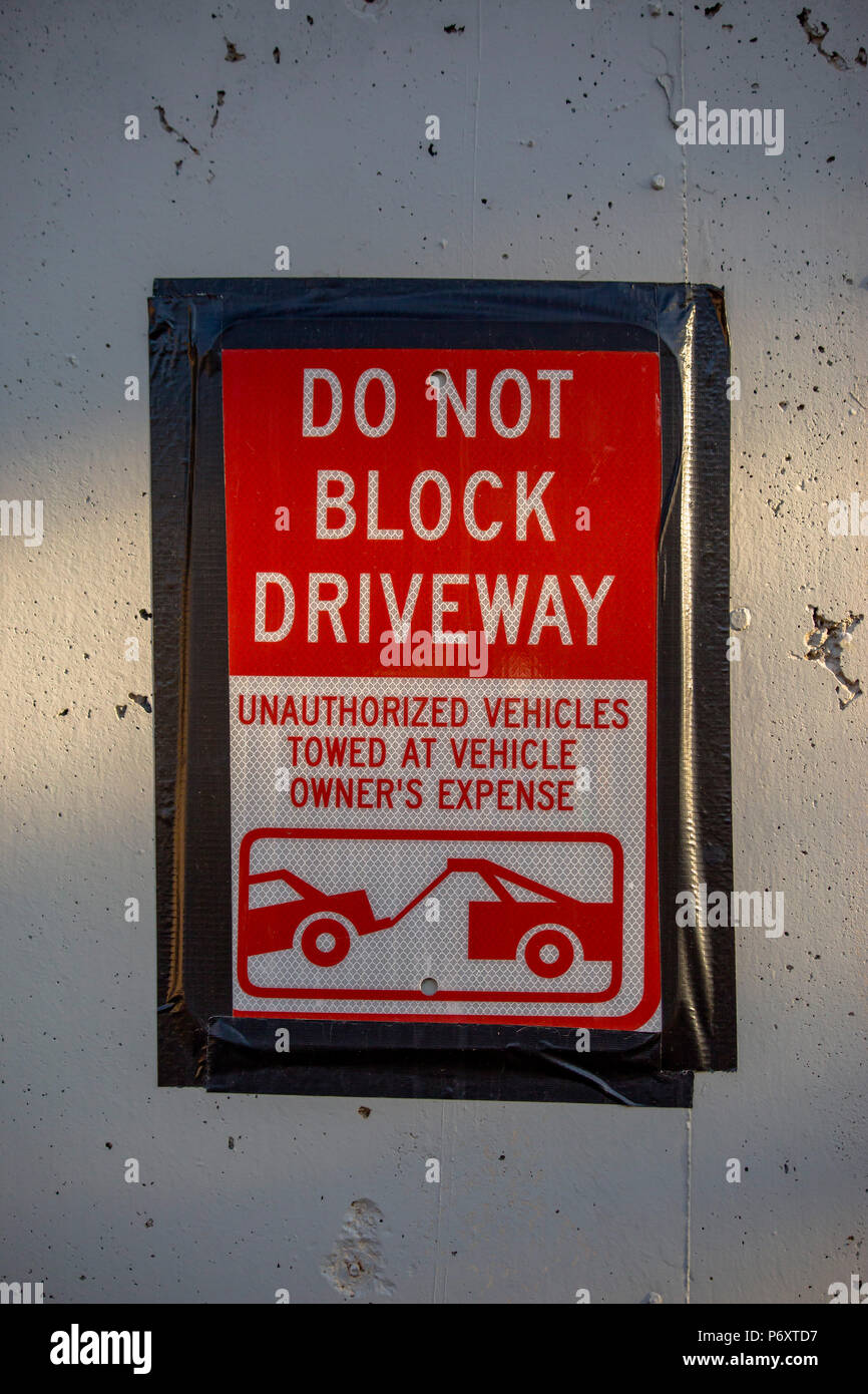 Do not block driveway sign downtown Stock Photo - Alamy