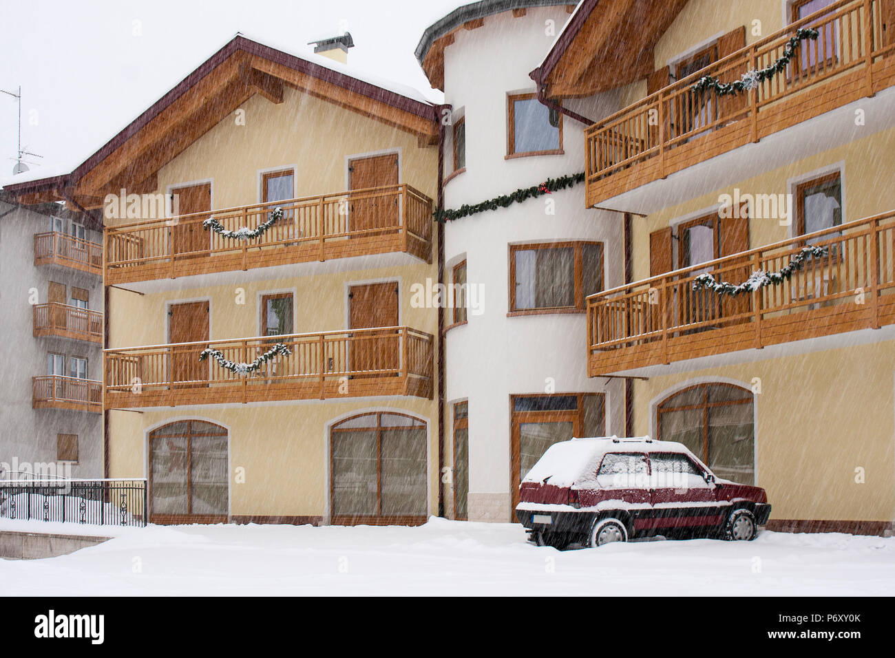 Buildings and car under snow Stock Photo - Alamy