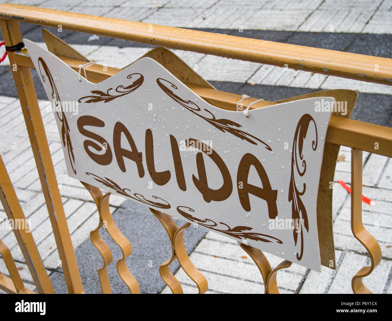 Spanish signboard of "exit Stock Photo - Alamy