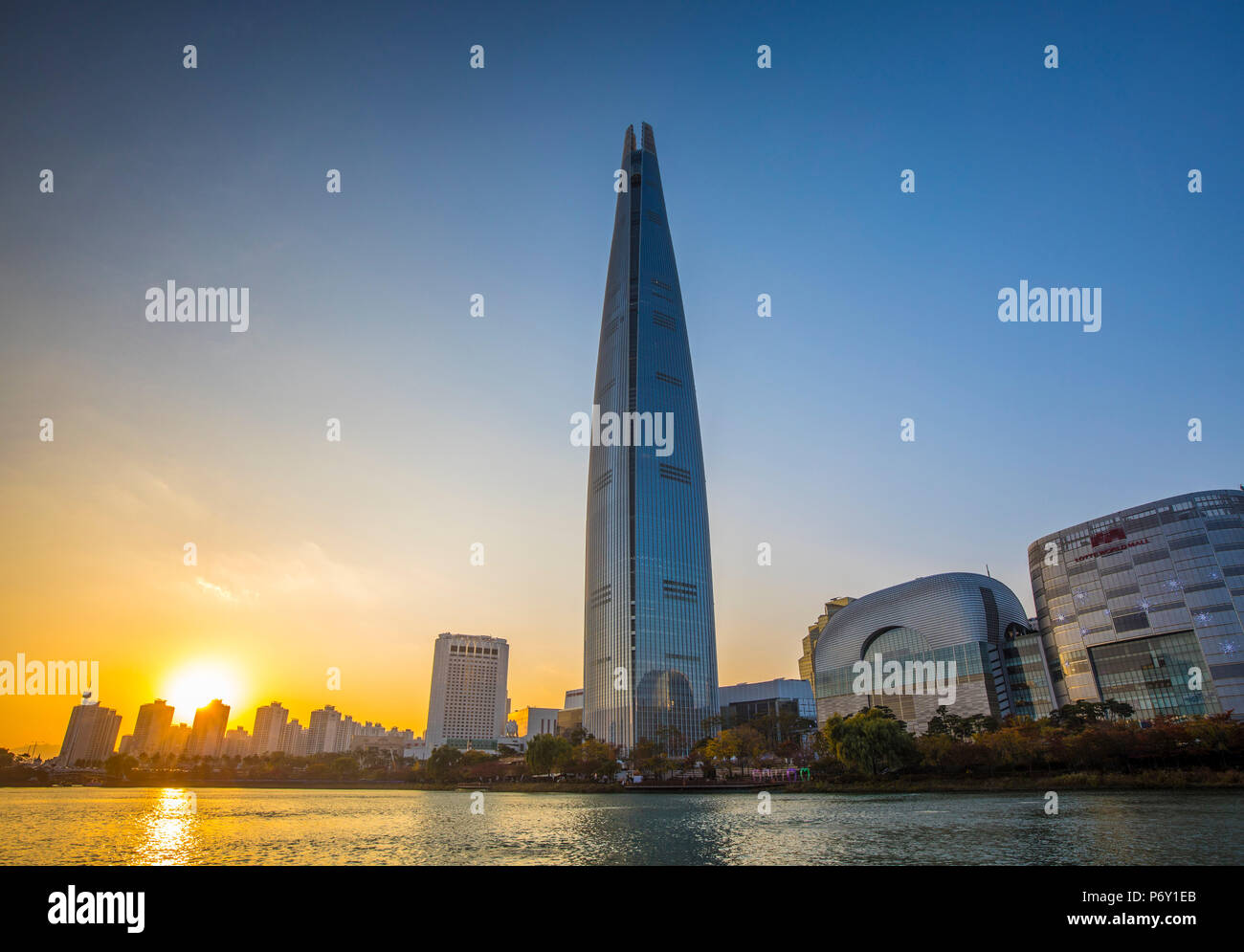 Lotte Tower (555m supertall skyscraper, 5th tallest building in the ...