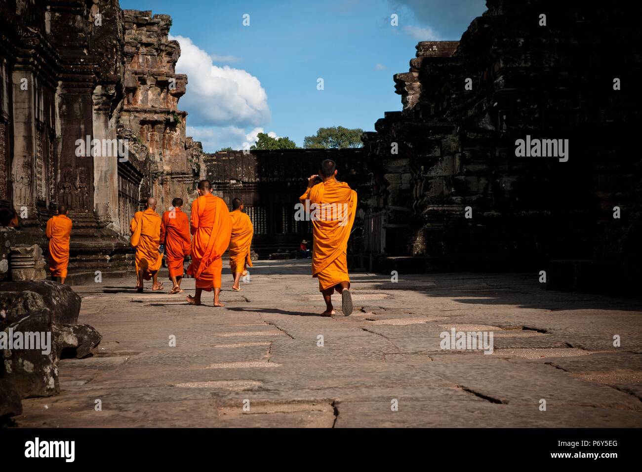 Vietnam monks orange hi-res stock photography and images - Alamy
