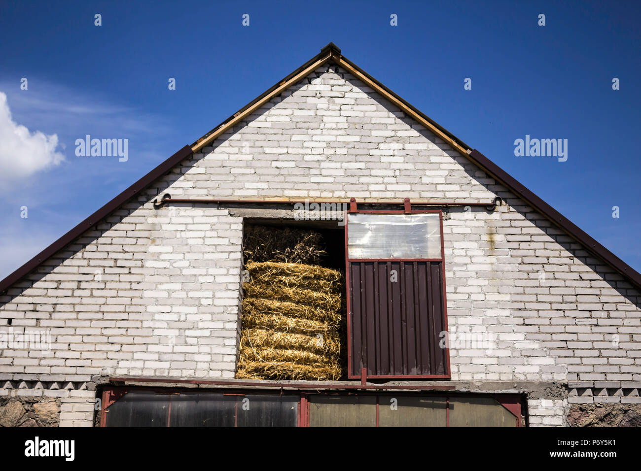 Straw barn farm fodder hay storage hi-res stock photography and images ...