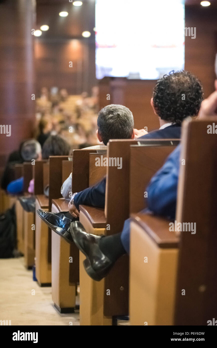 People seated auditorium hi-res stock photography and images - Alamy