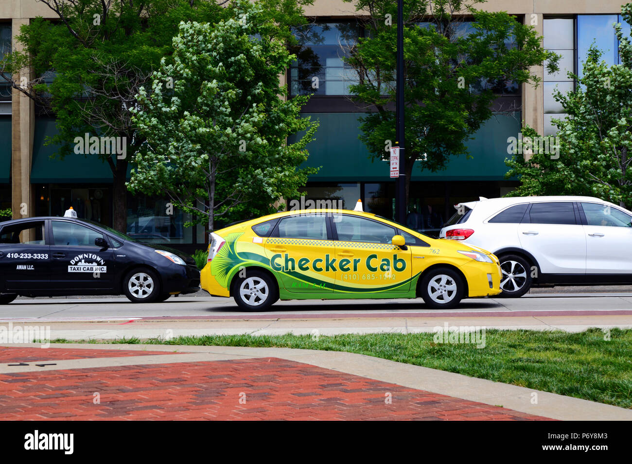 Yellow checker cab hi-res stock photography and images - Alamy