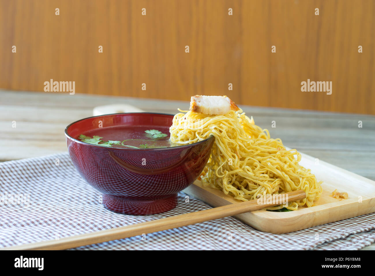 Asian yellow crispy noodles hi-res stock photography and images - Alamy