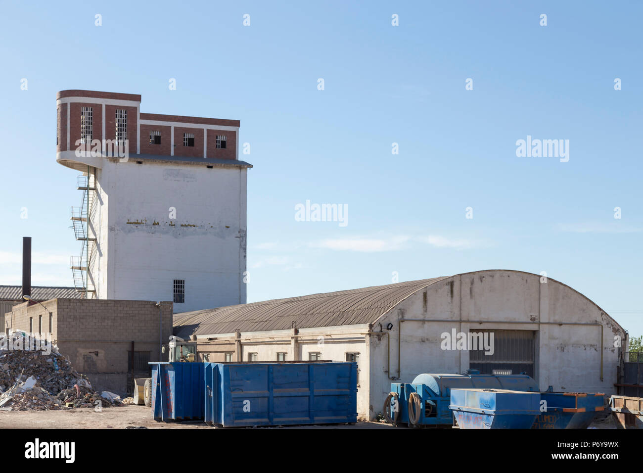 Building without windows hi-res stock photography and images - Alamy