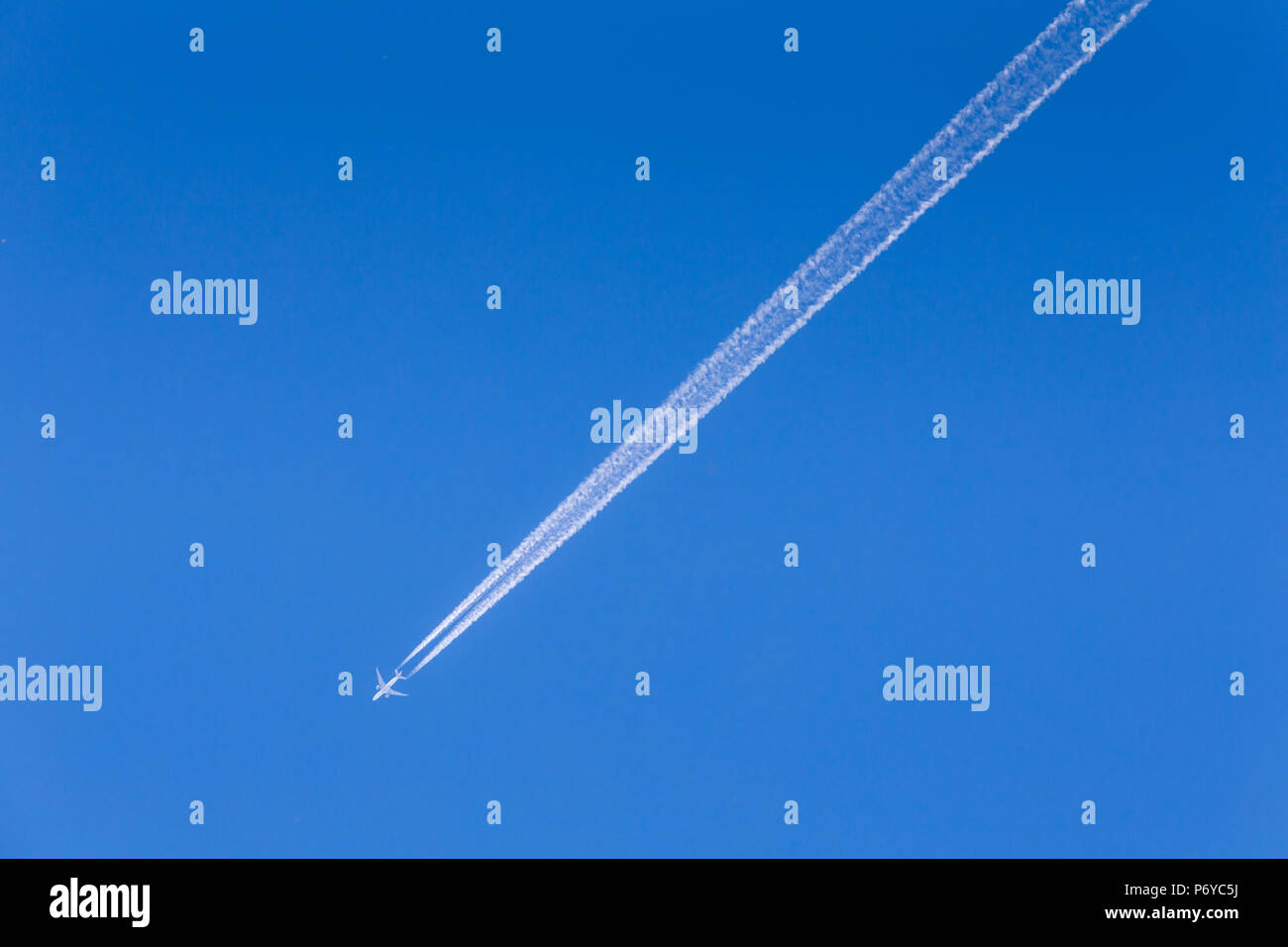 Airplane with vapor trail hi-res stock photography and images - Alamy