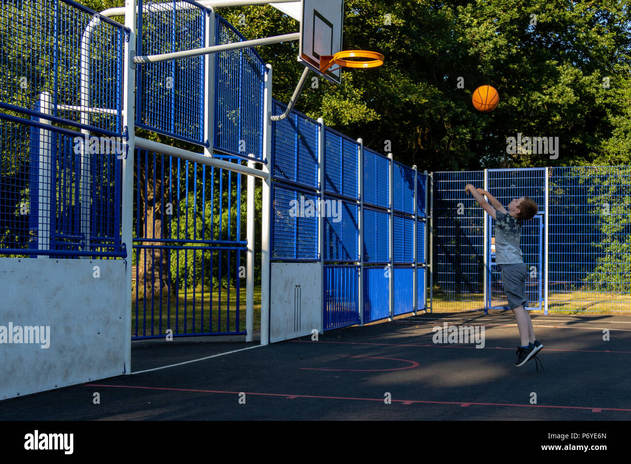 Kid basketball shoot hi-res stock photography and images - Alamy