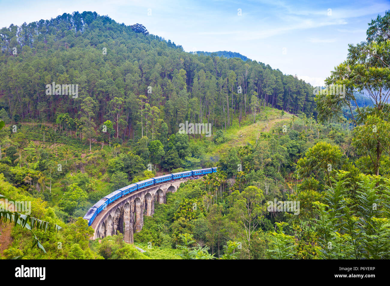 Sri Lanka, Ella, Train on Nine Arches bridge Stock Photo - Alamy