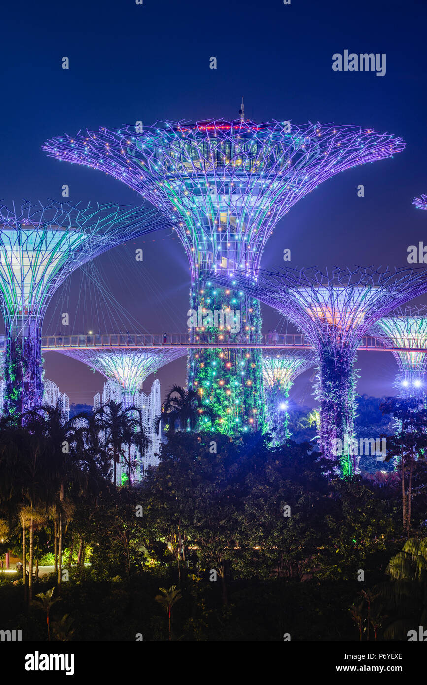 Singapore, Republic of Singapore, Southeast Asia. People walking on the ...