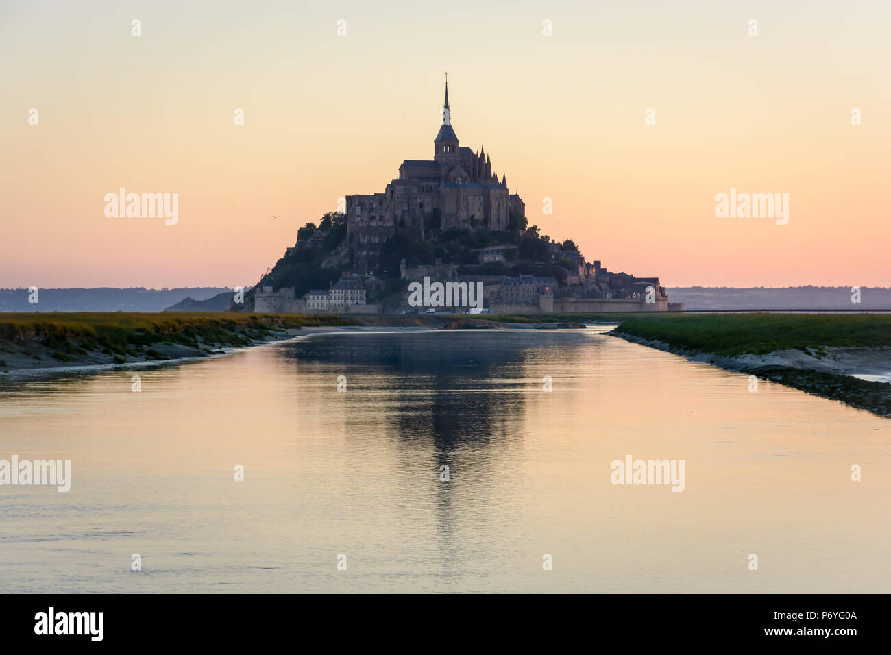 Mont saint michel high tide hi-res stock photography and images - Alamy