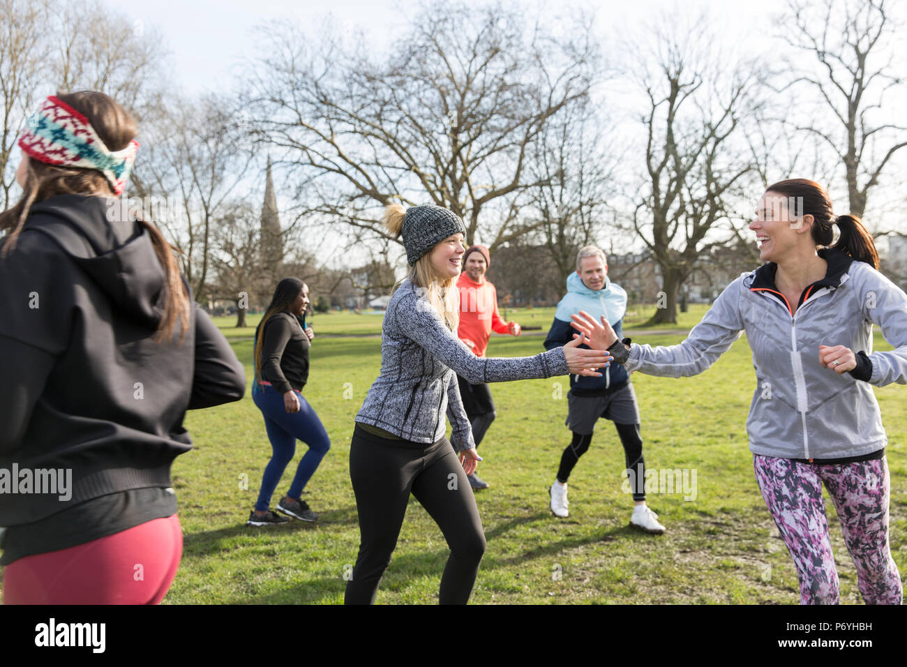 Five people in a circle hi-res stock photography and images - Alamy