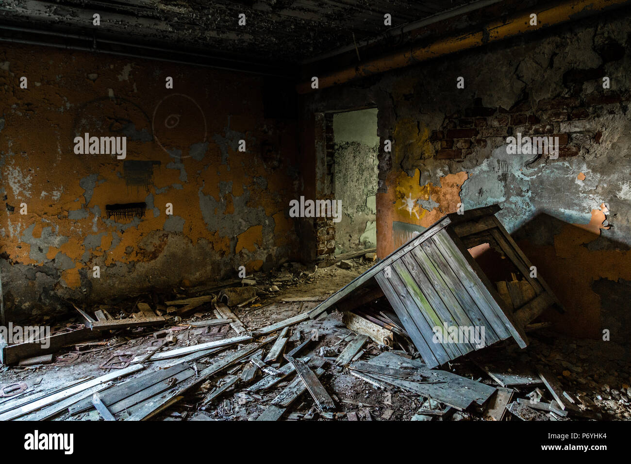 Urban wreckage hi-res stock photography and images - Alamy