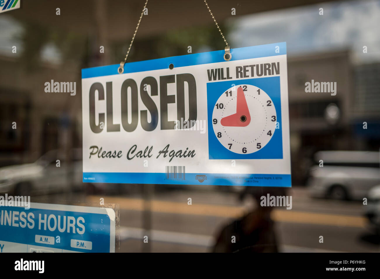 Store closing notice board hi-res stock photography and images - Alamy