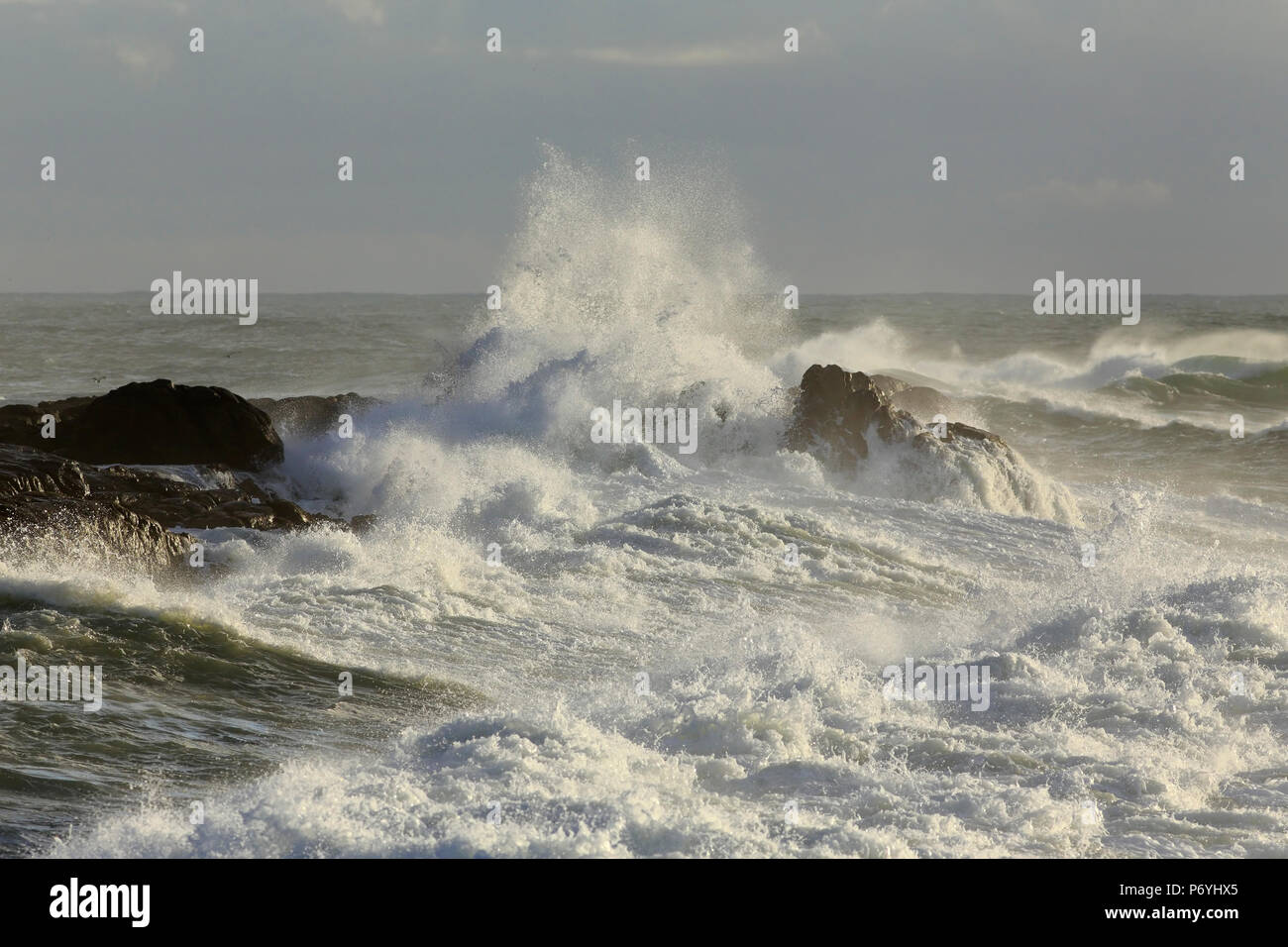 Big waves hit rocks hi-res stock photography and images - Alamy