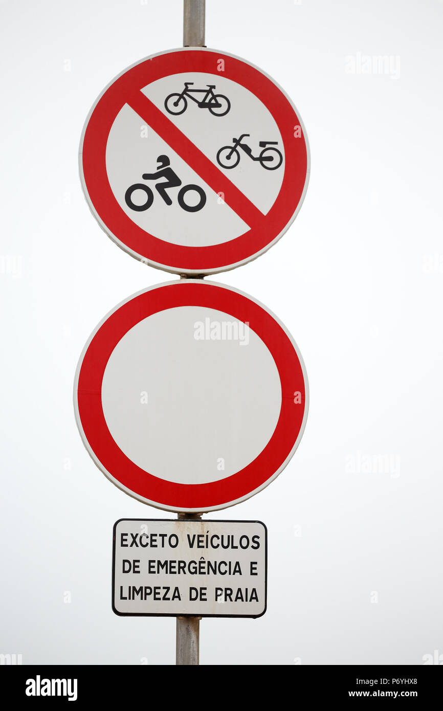 No vehicle access sign hi-res stock photography and images - Alamy
