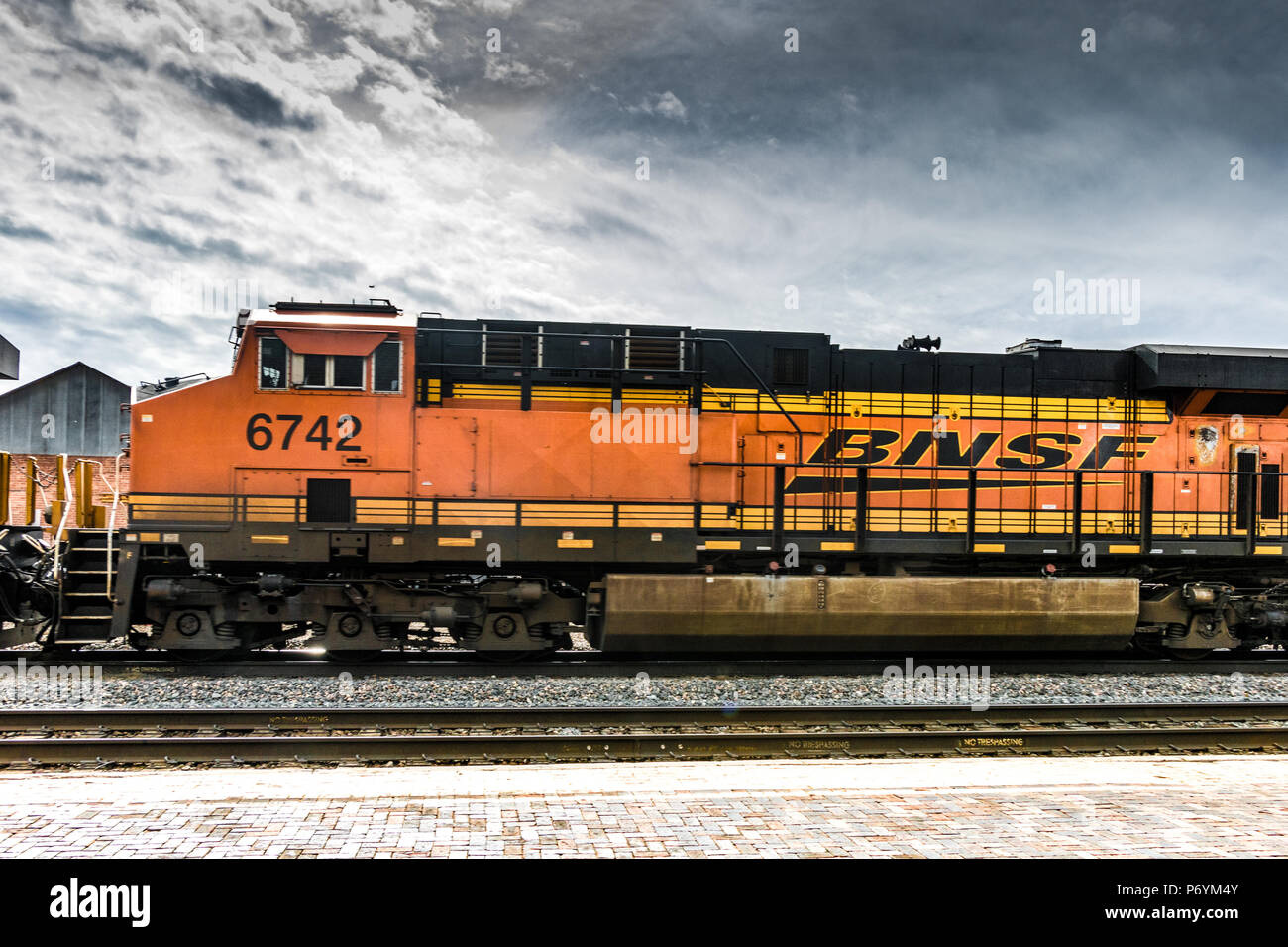 BNSF Engine 6742 pulling an eastbound JD Hunt container train through Flagstaff Arizona Stock ...