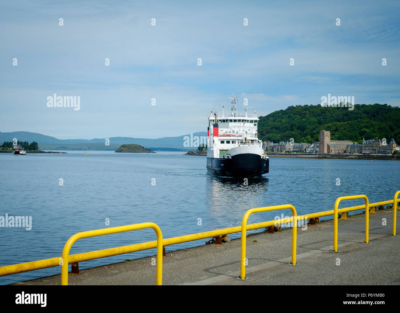 Caledonian MacBrayne ferry MV Coruisk coming in to dock at Oban ...