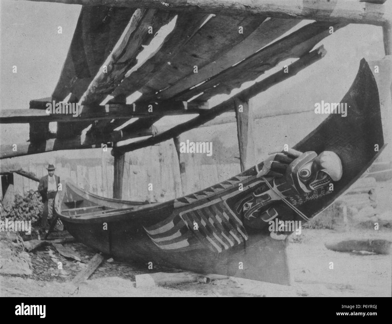 Haida canoe hi-res stock photography and images - Alamy