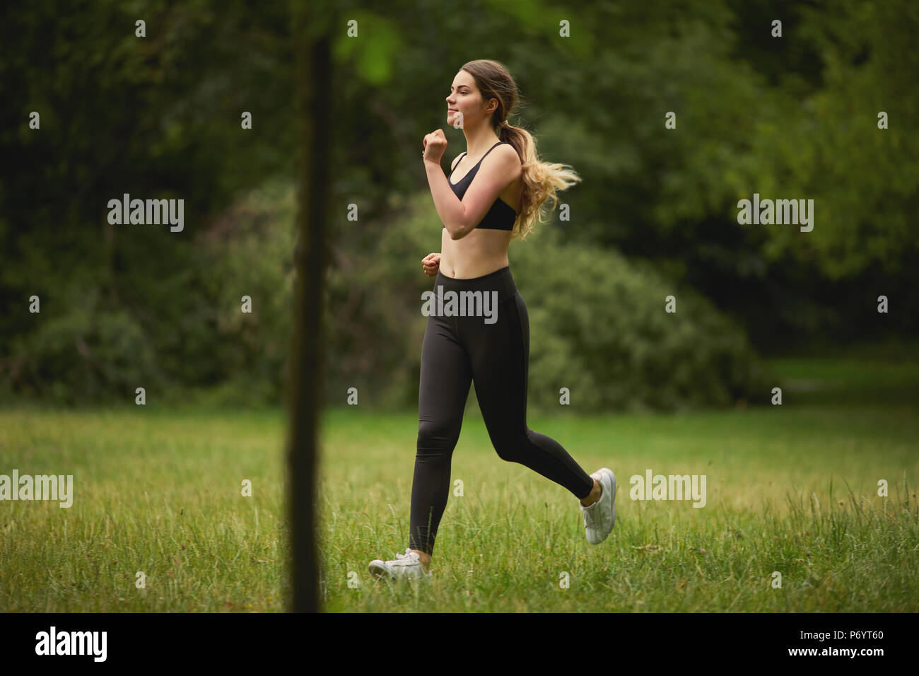 Pretty girl running hi-res stock photography and images - Alamy