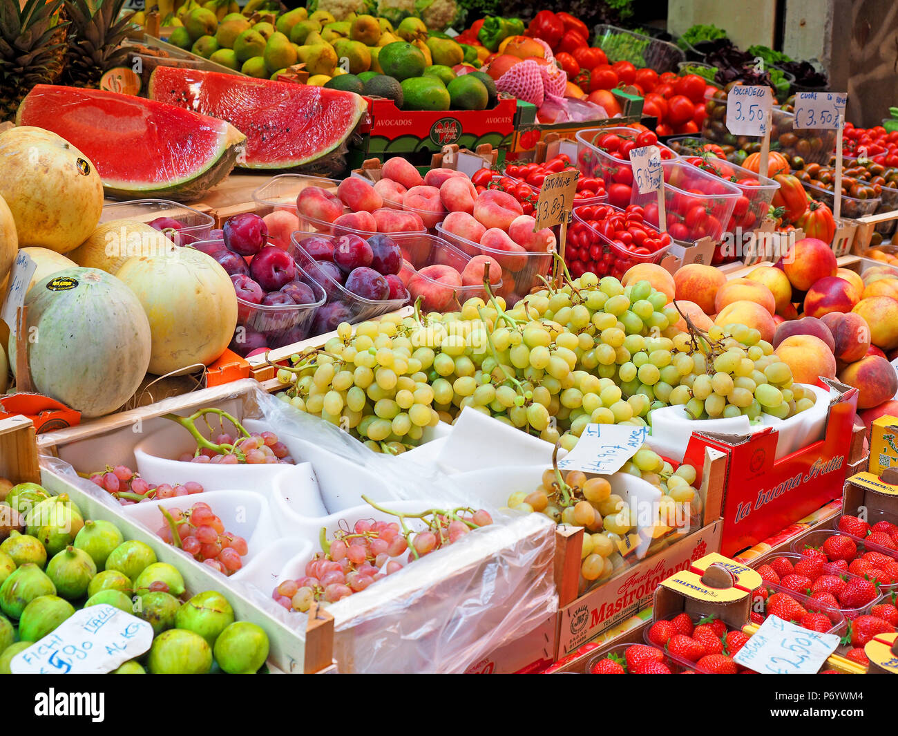 Red plum fruits sale hi-res stock photography and images - Alamy