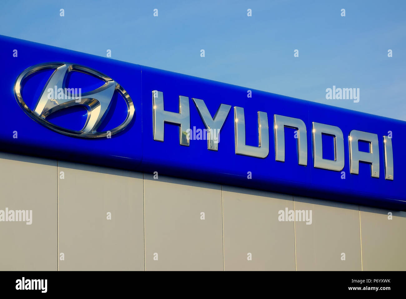 Hyundai sign hi-res stock photography and images - Alamy