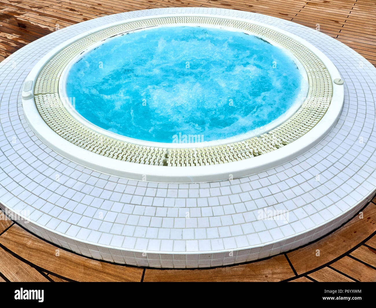Relaxing round jacuzzi outdoor Stock Photo - Alamy