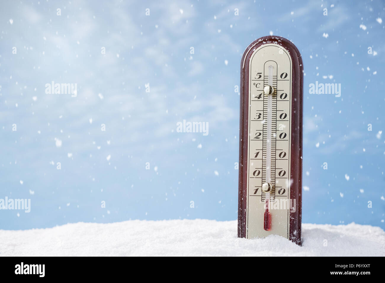 Outdoor thermometer winter hi-res stock photography and images - Alamy