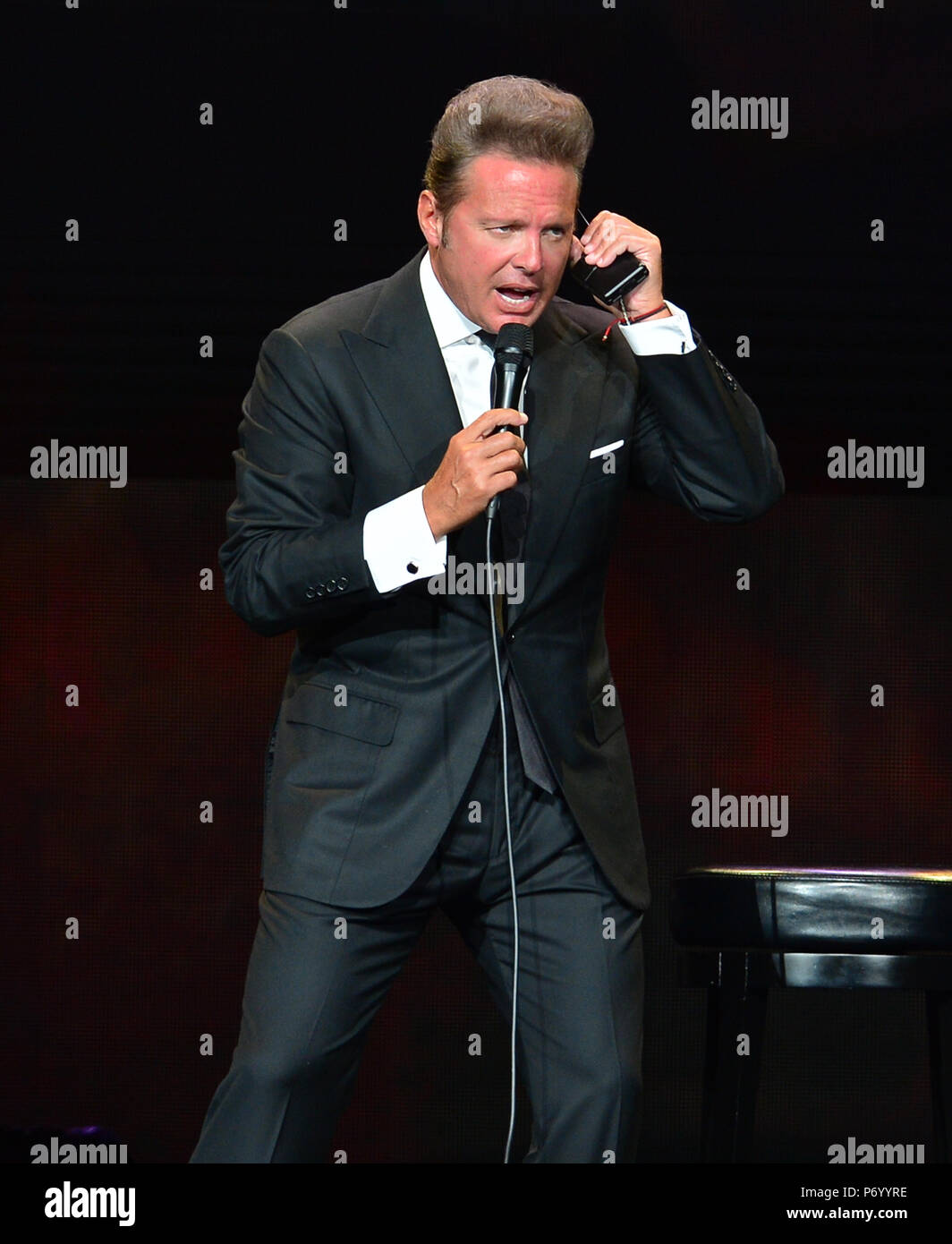 Luis Miguel Singing