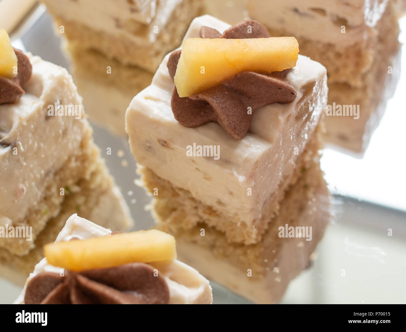 Cream wedding background hi-res stock photography and images - Alamy