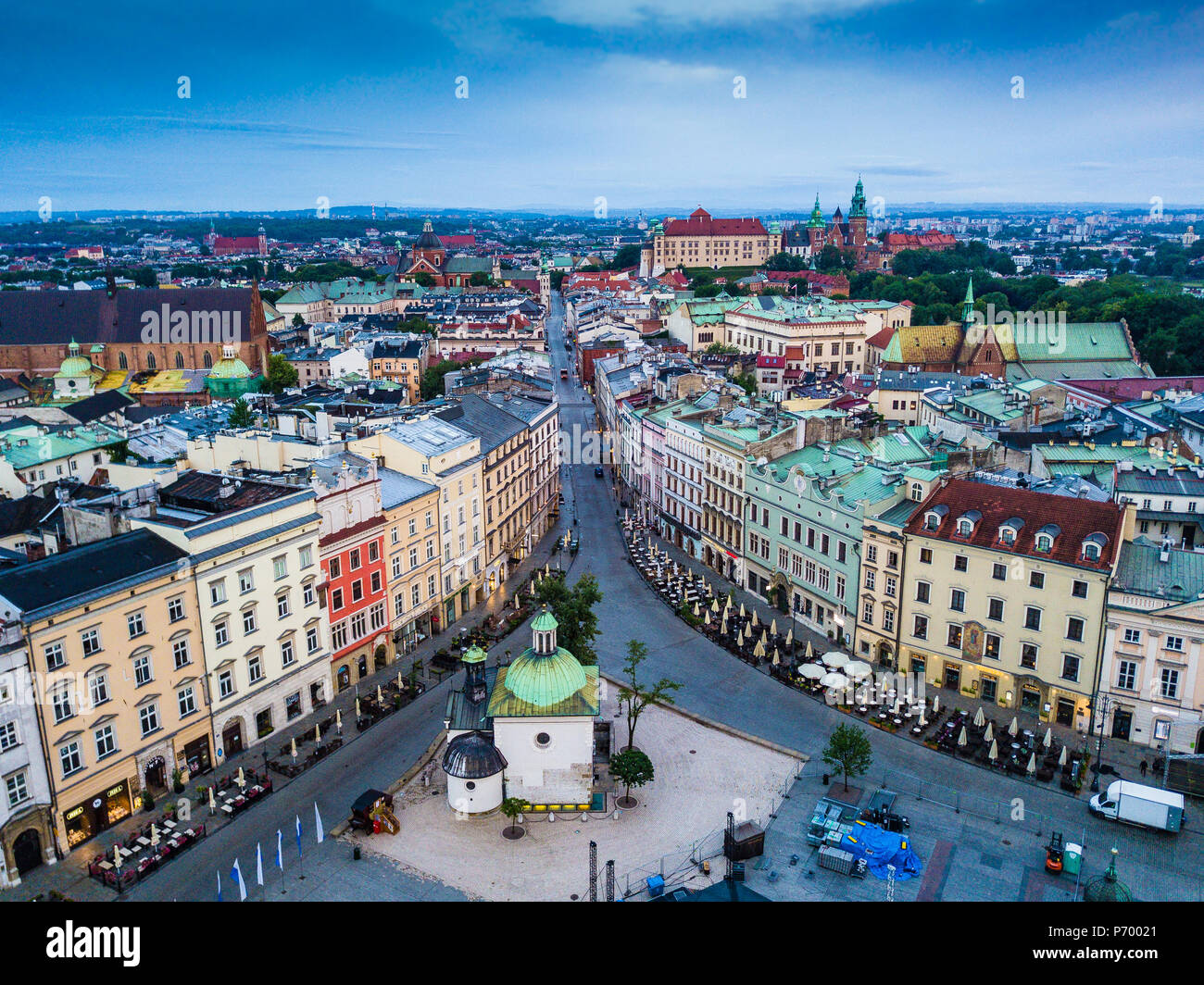 Main square in Krakow and St Mary's Basilica Stock Photo - Alamy