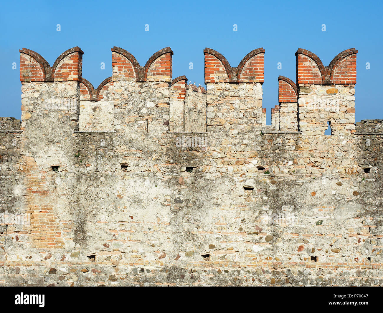 Walls scaliger battlement castle hi-res stock photography and images ...