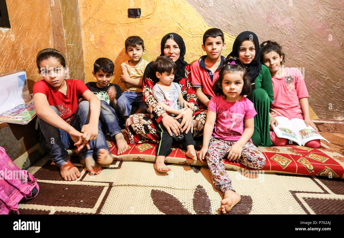 Displaced people hi-res stock photography and images - Alamy