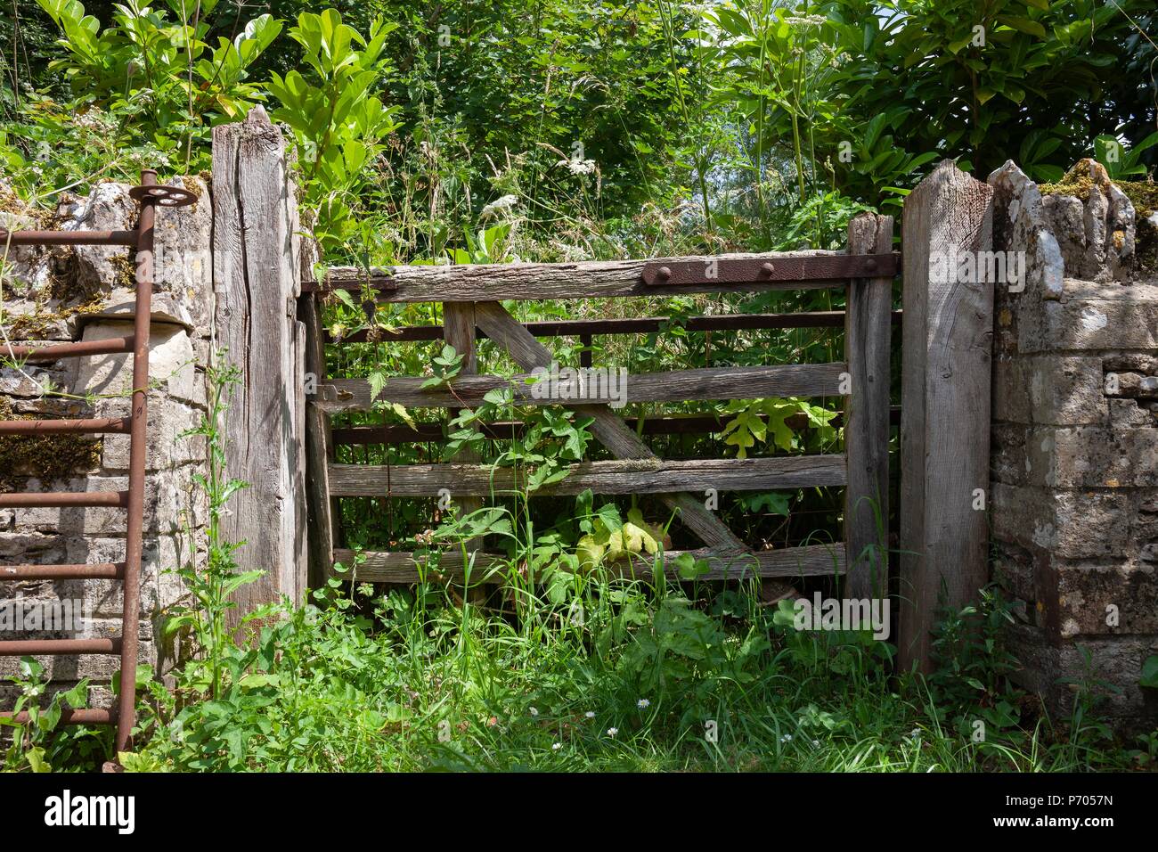 Old five bar gate hi-res stock photography and images - Alamy