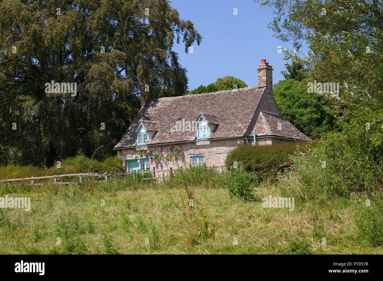Pretty cottage at Widford, Cotswolds, Oxfordshire, England Stock Photo ...