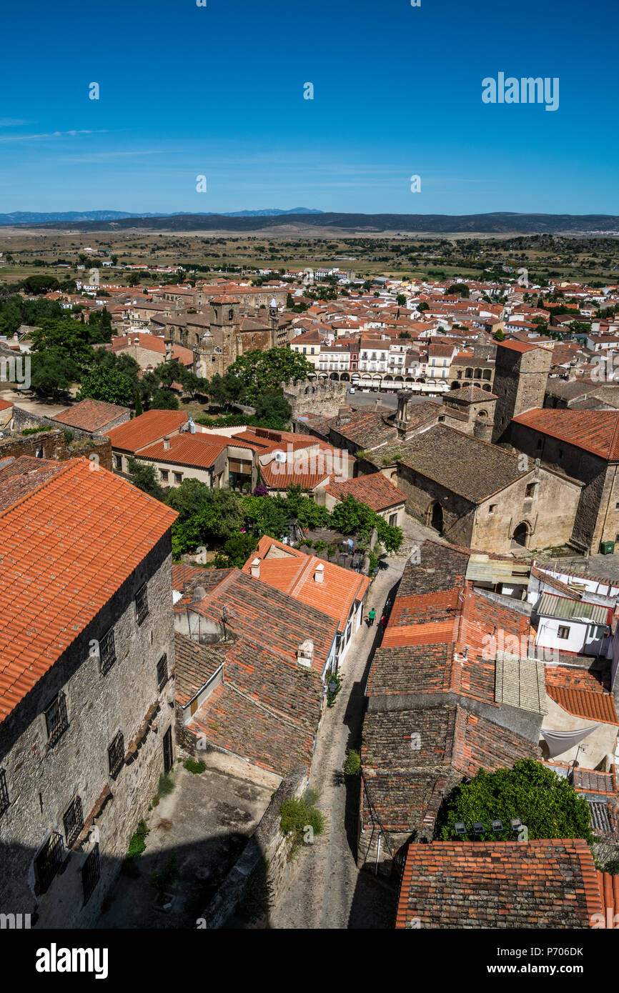 View of Plaza Mayor and Alcazar de los Chaves in Trujillo, Extremadura ...