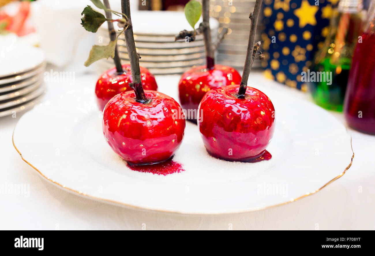 Carnival fair caramel apples hi-res stock photography and images - Alamy
