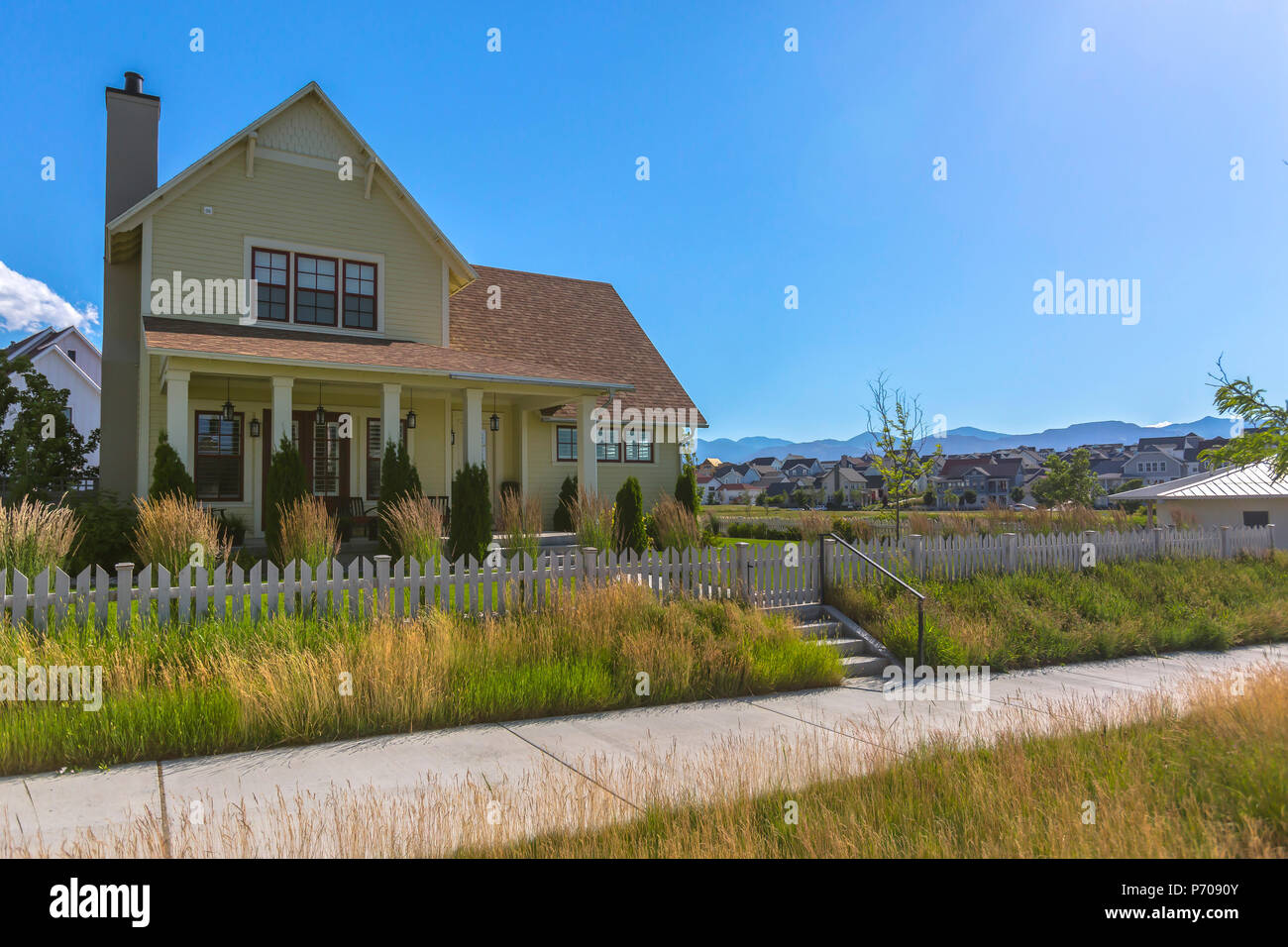 House garden side walkway hi-res stock photography and images - Alamy