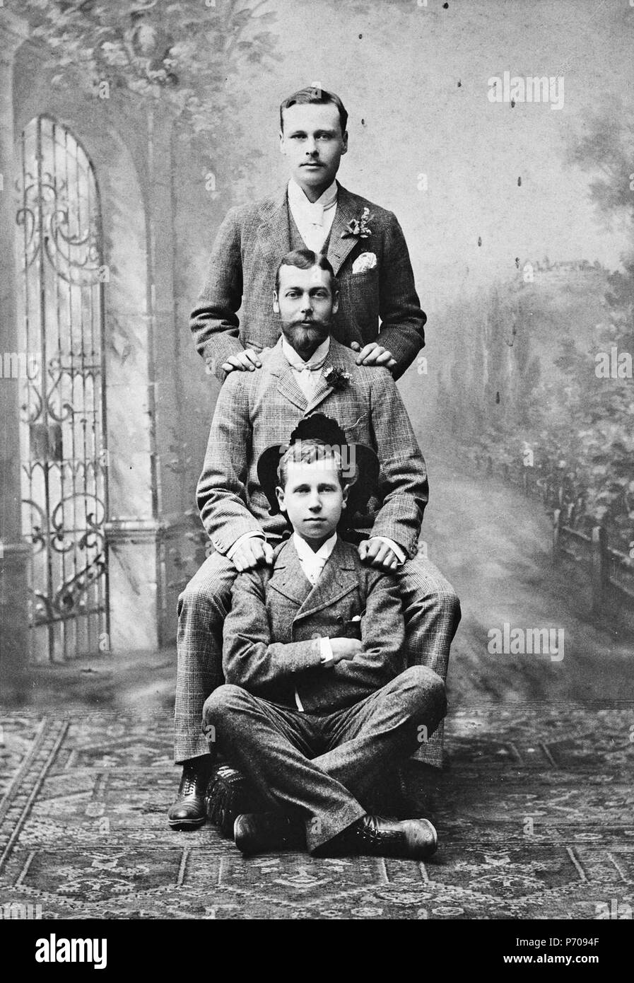 English: Group photograph of Prince Ernest Louis of Hesse (1868-1937 ...