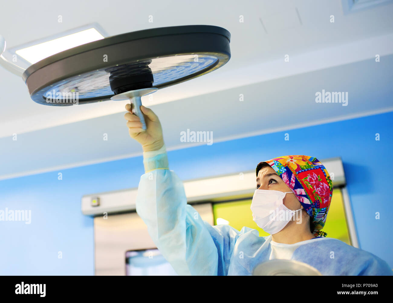 Surgeon adjusts the lamp in operating room Stock Photo - Alamy