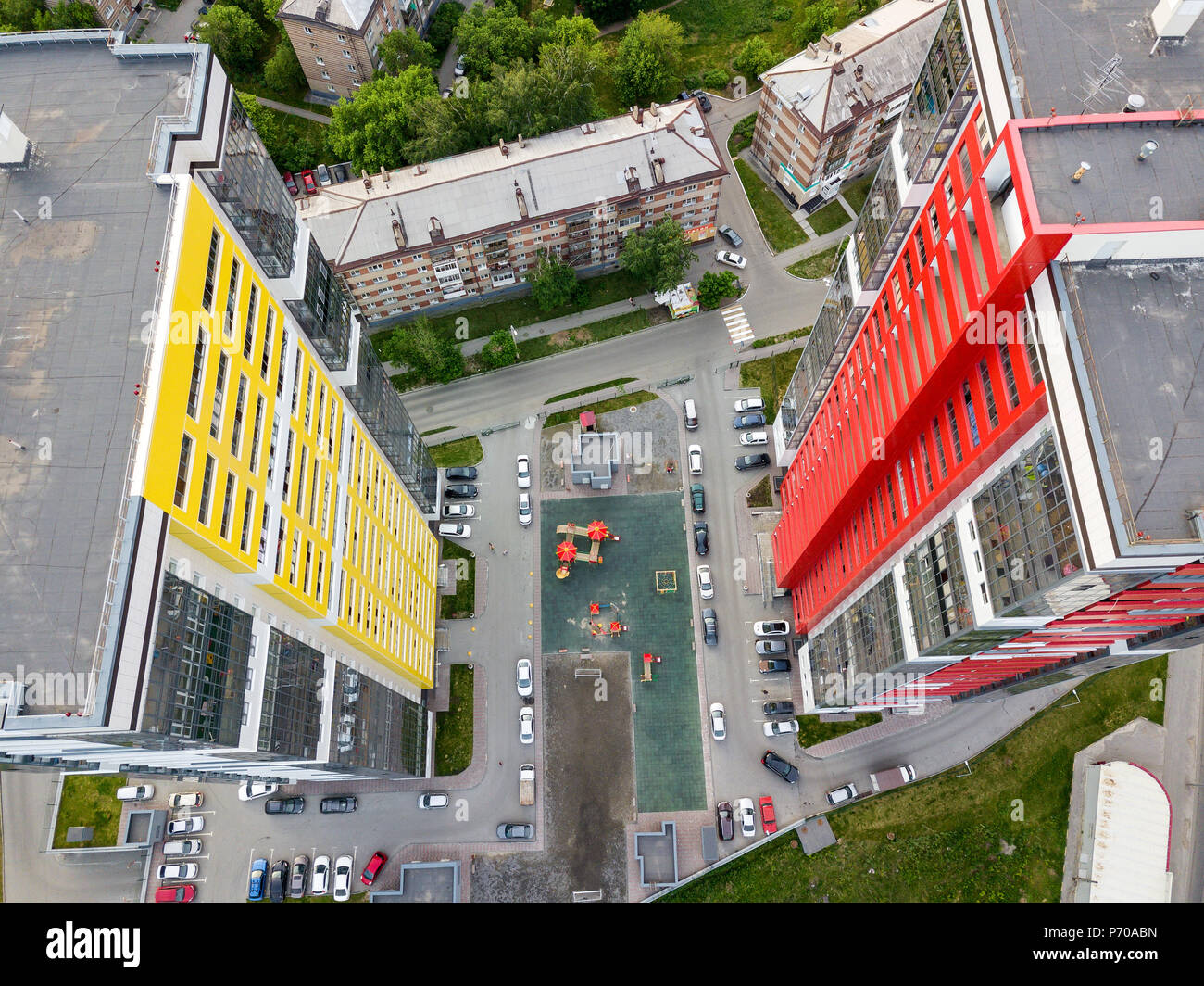 Small building in between tall buildings hi-res stock photography and ...